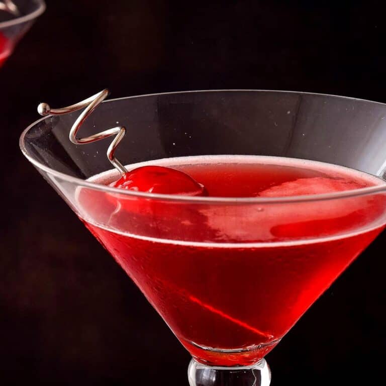 30 Romantic Valentine's Day Cocktails That Will Impress!