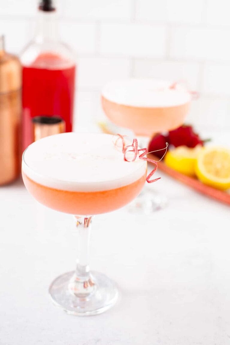 30 Romantic Valentine's Day Cocktails That Will Impress!
